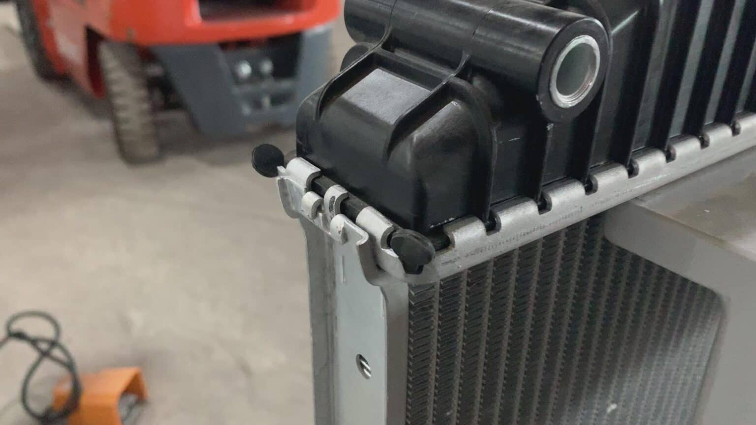 Car Plastic water chamber Buckler Crimping Machine -Radiatormachine.com